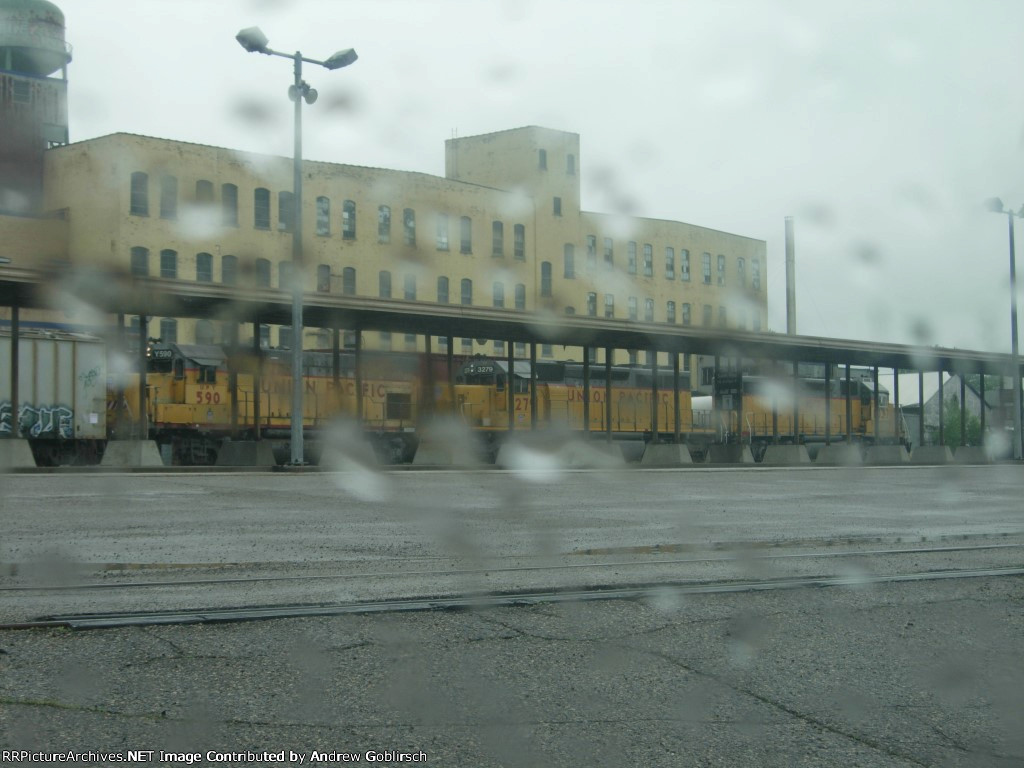 HLCX 1037, UP 3279 & UPY 590 in Rain